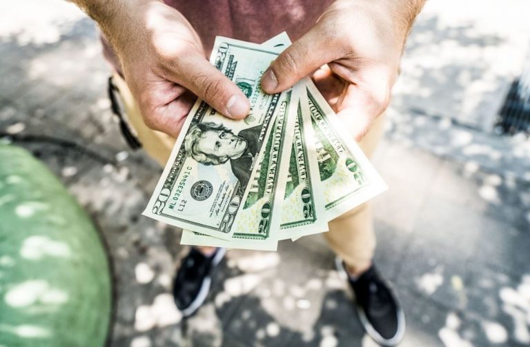 15 symbolic meanings of dreaming of picking up money – Dream Psychological