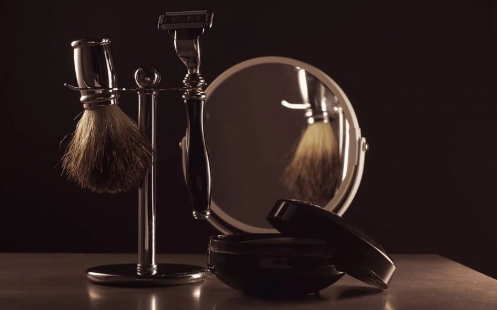 12 symbolic meanings of dreaming of breaking a mirror – Dream Psychological
