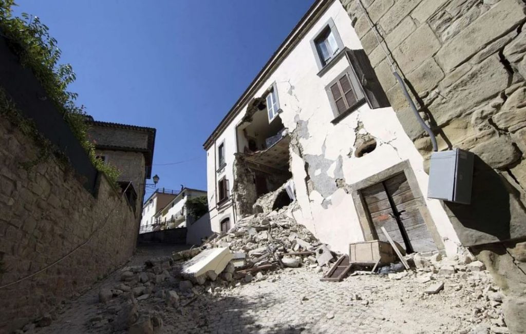 12 symbolic meanings of dreaming of collapsed buildings – Dream ...
